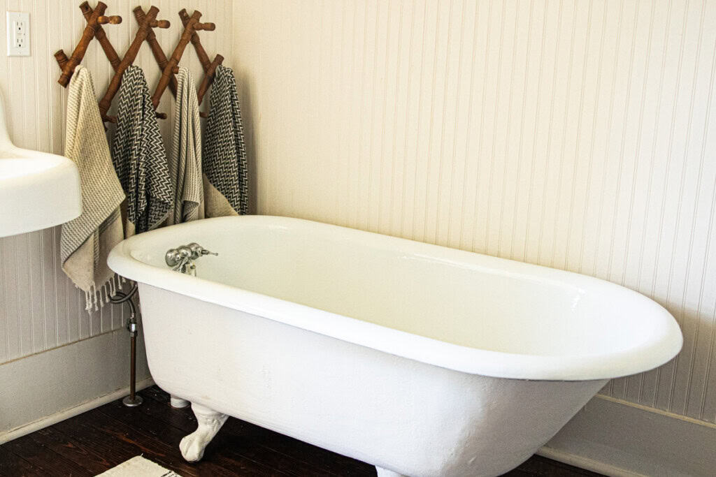 DIY Bathtub Cleaner - Our Oily House